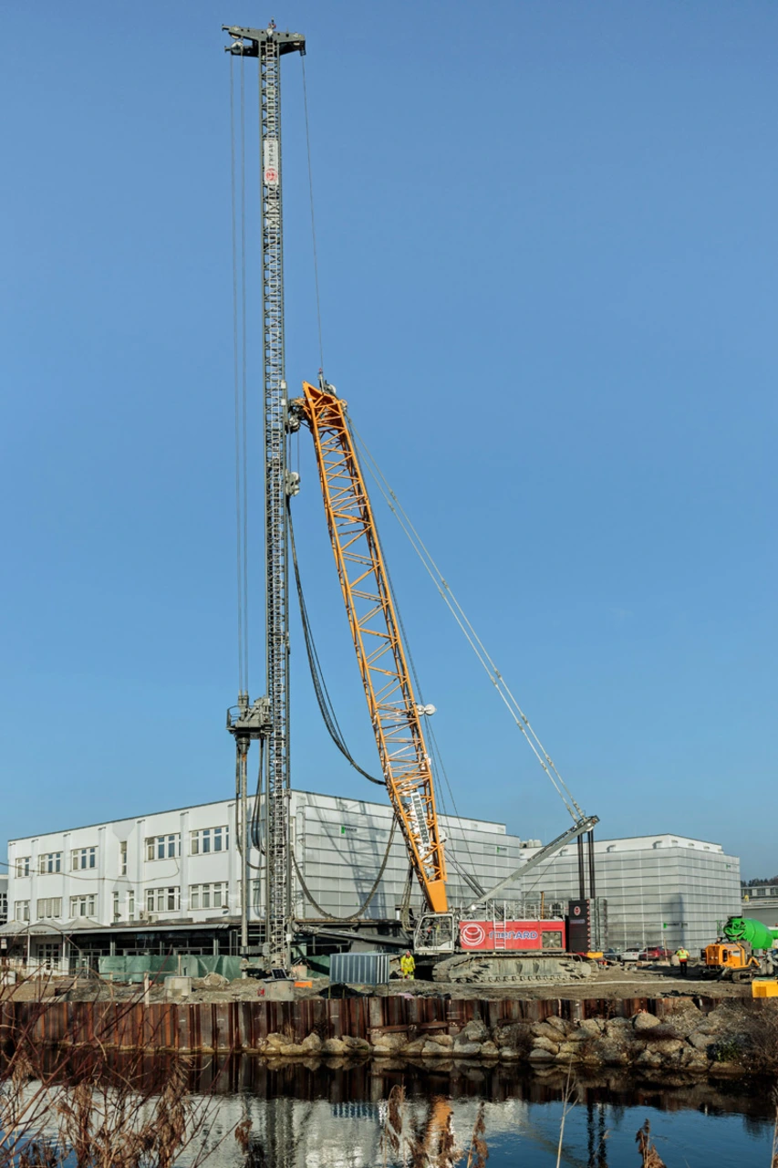LRH 600 with fixed leader Piling and drilling rig (LRH series) - Liebherr
